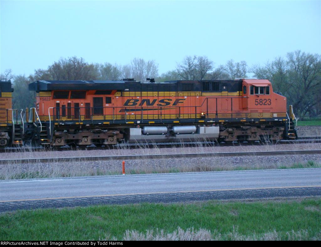 BNSF 5823